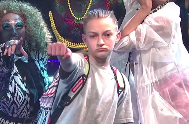 Katy Perry : qui est son danseur adolescent au sac à dos qui fait le buzz