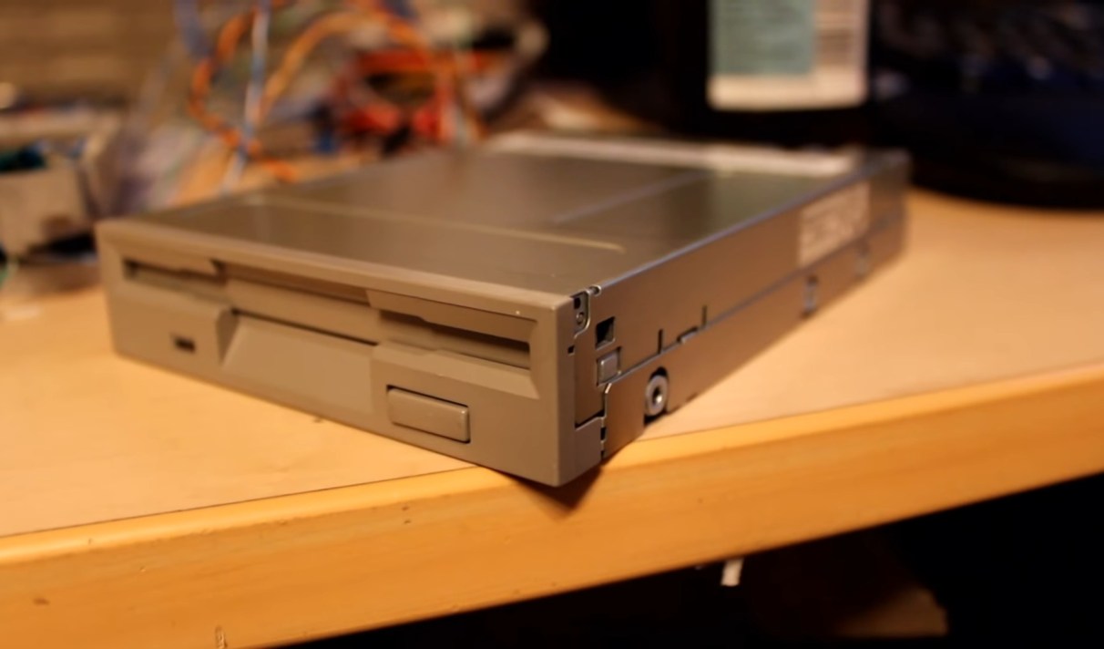 Le Floppotron : il reprend de grands thèmes musicaux avec des lecteurs ...